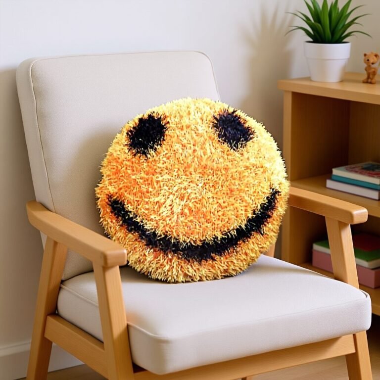 Smiley Cushion Knitting Pattern – Fun Emoji Cushion Cover ⭐
